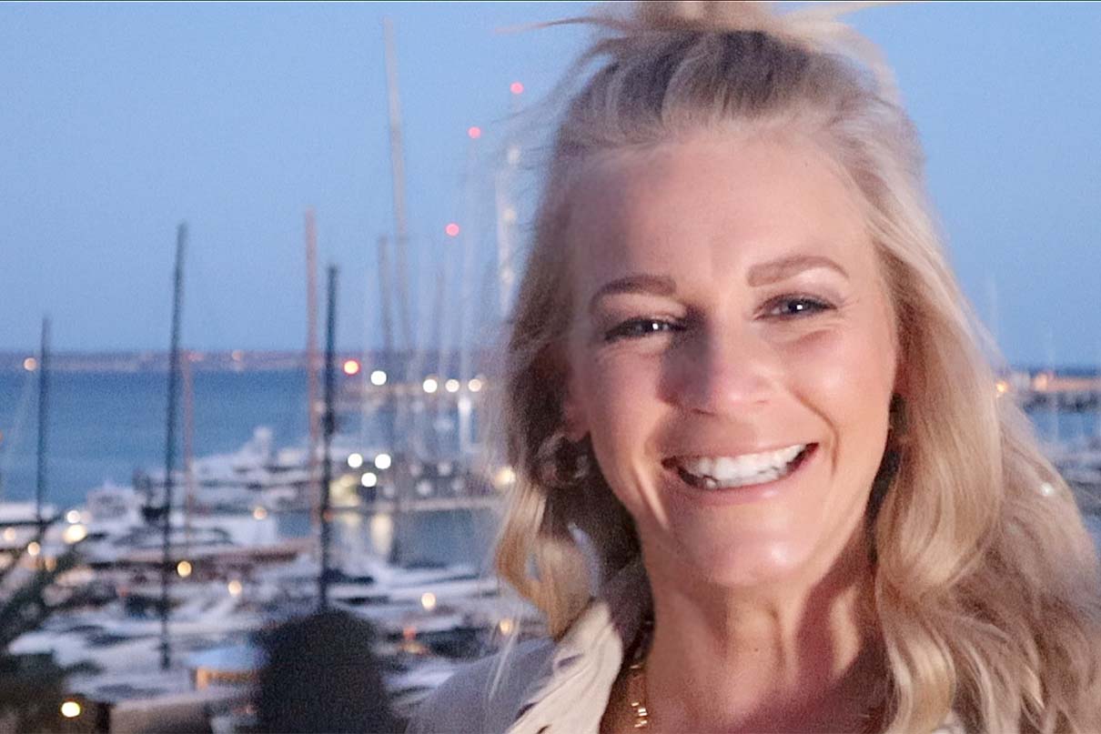 Julia Lindholm •755 - überrascht mit neuer Show - Promigeflüster