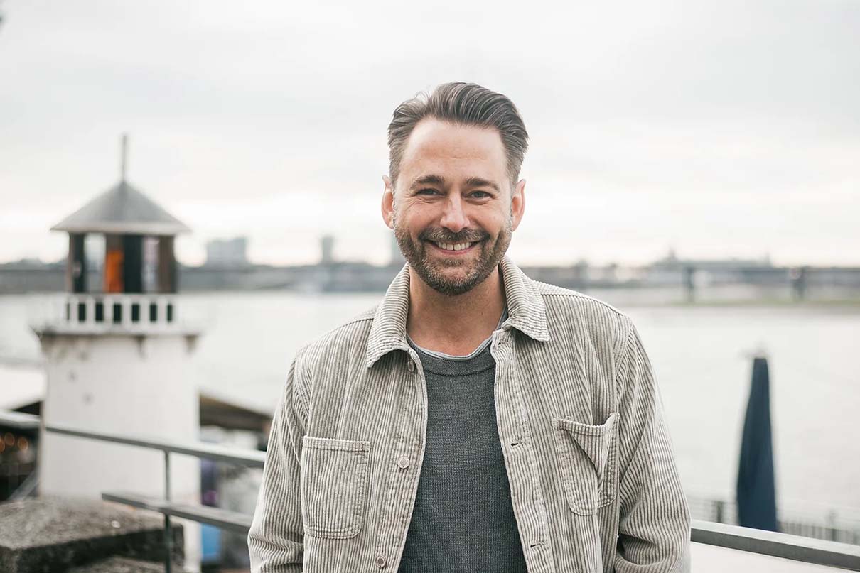 Dennis Wilms •783 - singender Moderator - Promigeflüster